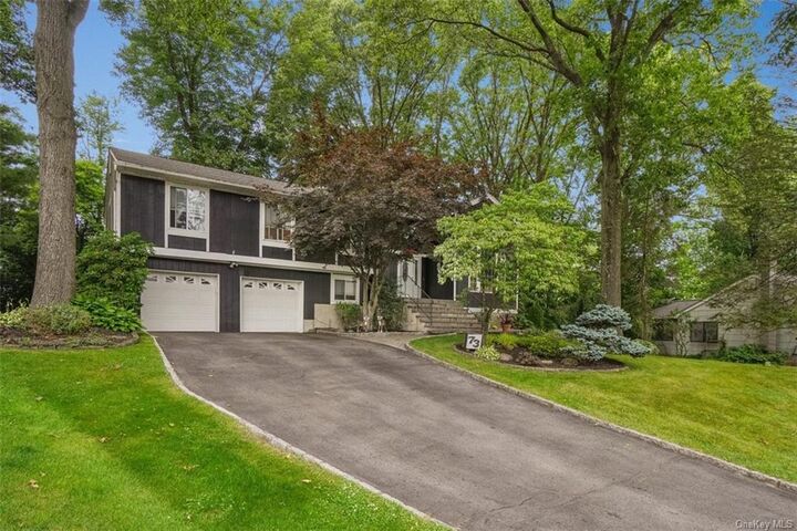 House for sale in New Windsor: 73 Keats Drive, New Windsor, NY 12553